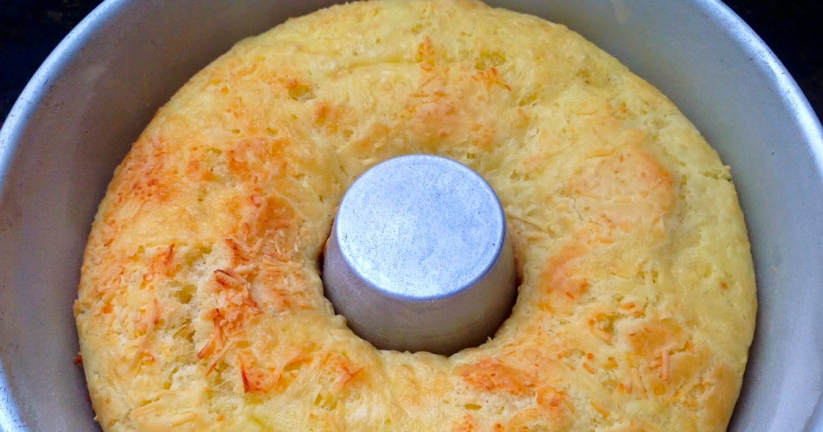 Bolo de Pão de Queijo - Simples e Prático - Confeiteira Bolo de Pão de Queijo - Simples e Prático - Confeiteira