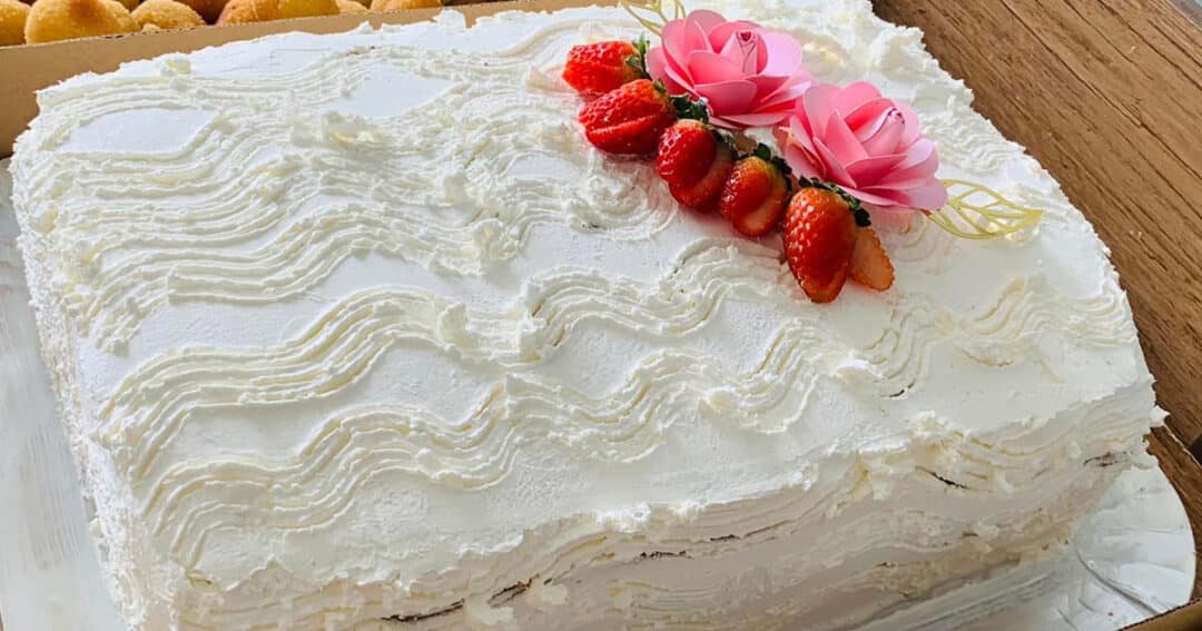 Bolo de Aniversário simples Receita Fácil Rende muito - Confeiteira
