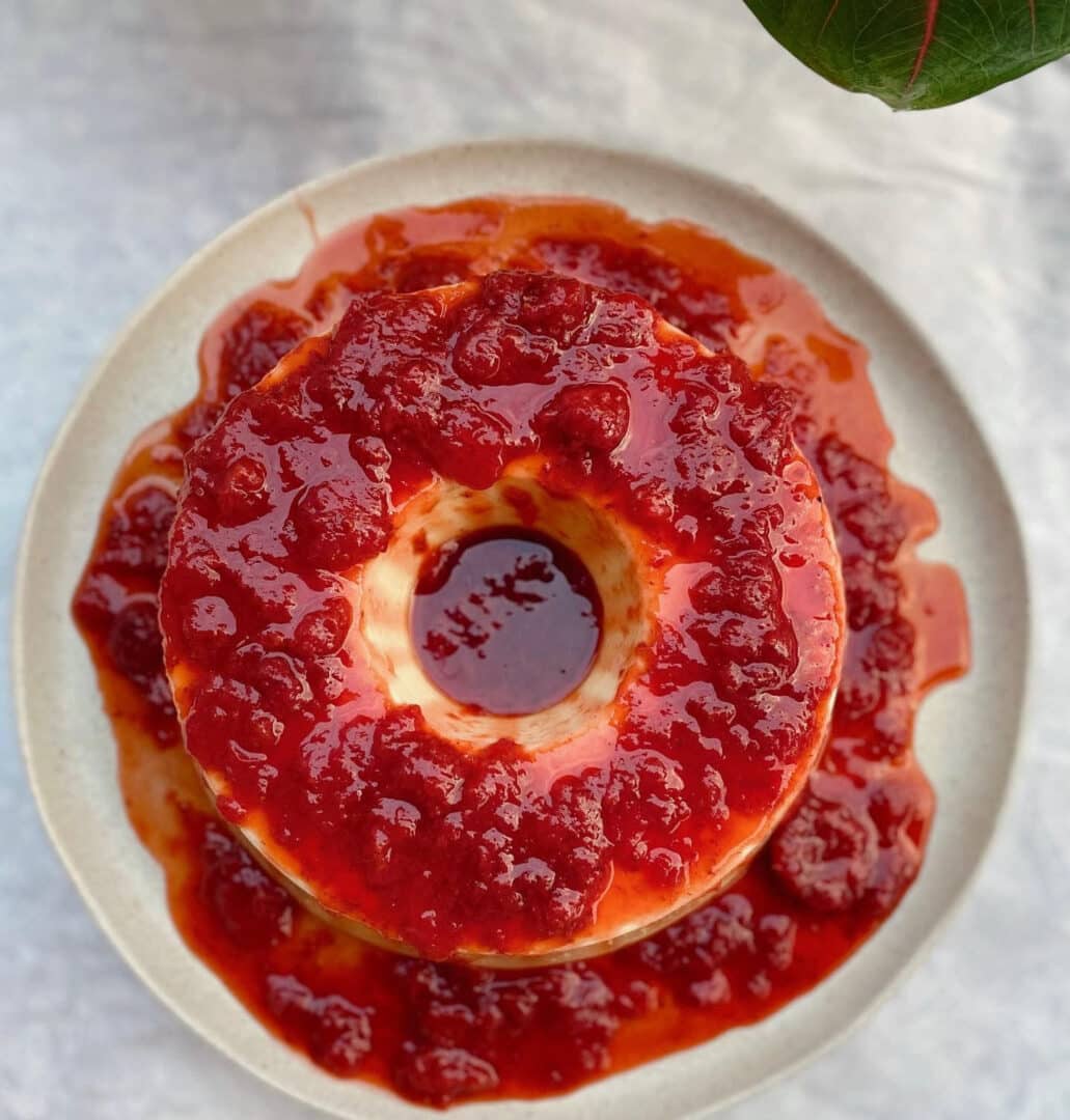 Pudim com Calda de Morango receita Fácil - Confeiteira